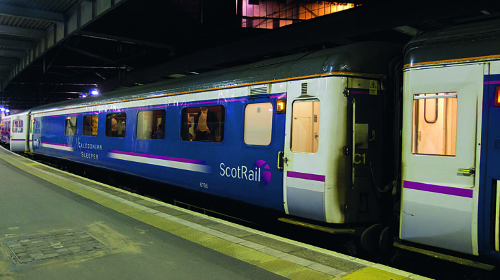 Caledonian_Sleeper_bar_car_6706_at_Euston_Station - Ville, Rail ...